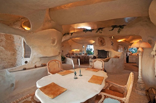 The Flintstones House – Fubiz Media
