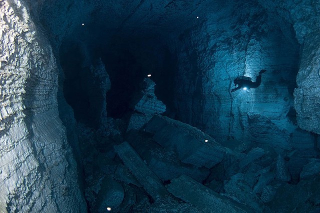 Underwater Russian Cave – Fubiz Media