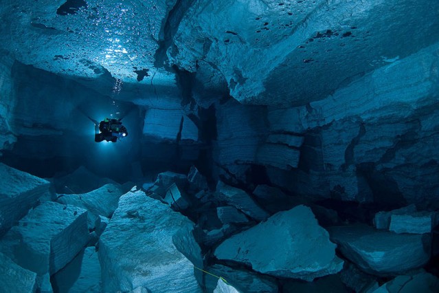 Underwater Russian Cave – Fubiz Media
