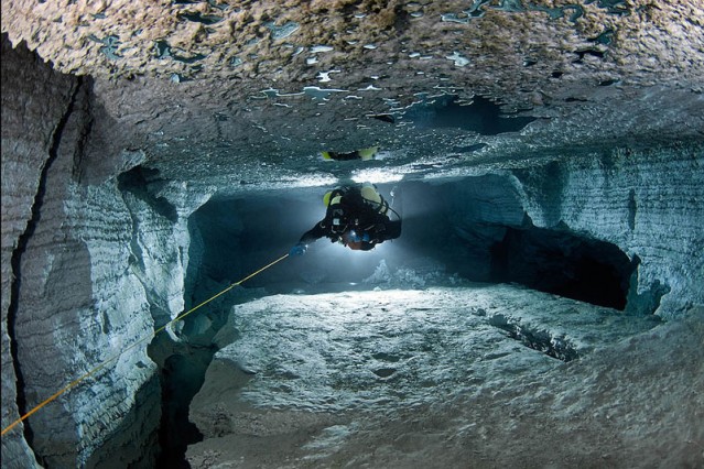 Underwater Russian Cave – Fubiz Media