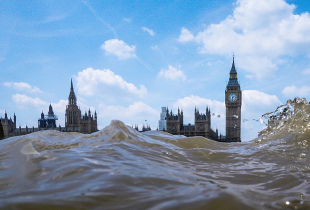 London swallowed by Flooding Waves – Fubiz Media
