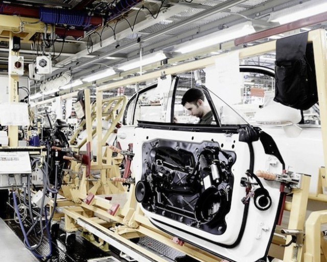 Au coeur d’une usine Bentley – Benedict Redgrove Photography – Fubiz Media
