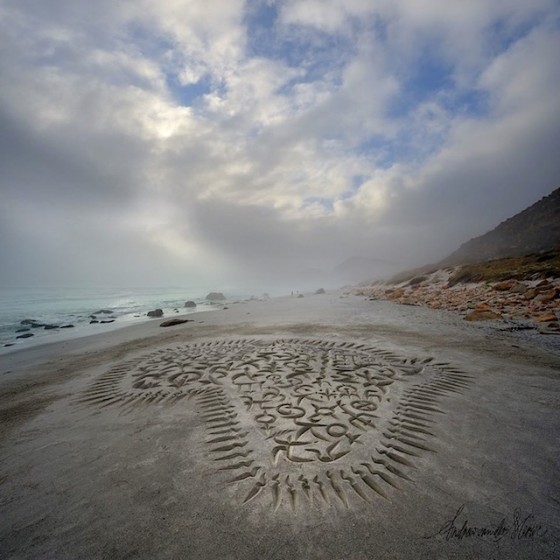 Amazing Beach Calligraphy – Fubiz Media