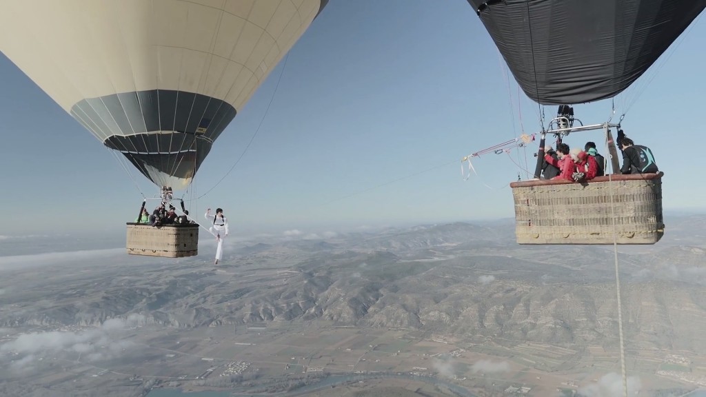 The Balloon Highline Skylining – Fubiz Media