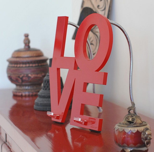 Decorative stands for iPad and all tablets. Design & Flexible – Fubiz Media