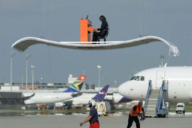 Flying Piano in Munich – Fubiz Media