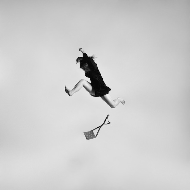 Black and white jumping people photography-13 – Fubiz Media