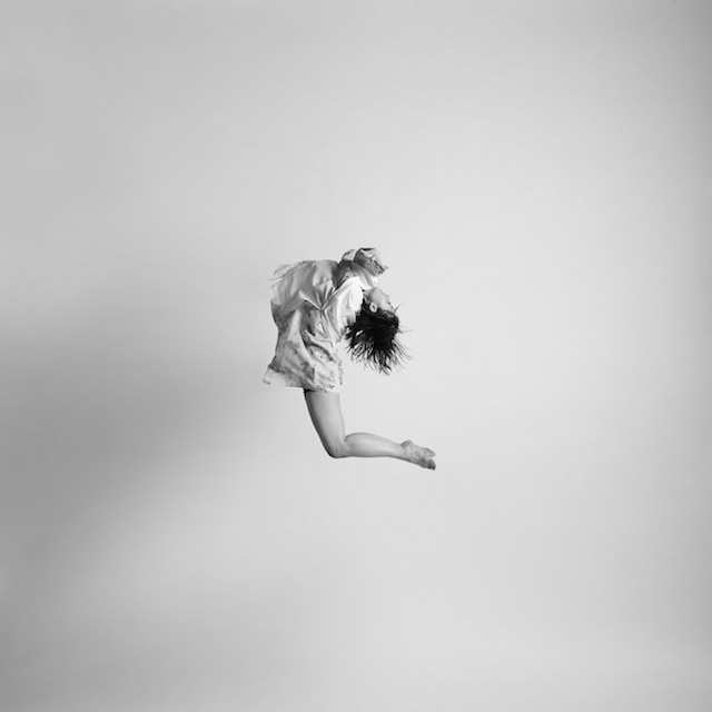 Black and white jumping people photography-4 – Fubiz Media