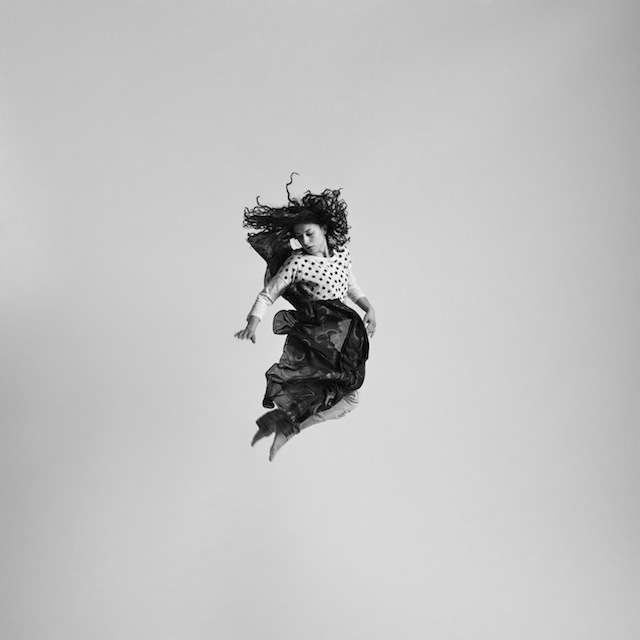 Black and white jumping people photography-7 – Fubiz Media