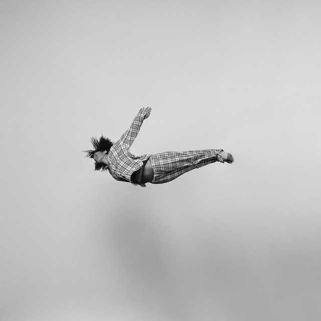 Black and white jumping people photography-4 – Fubiz Media