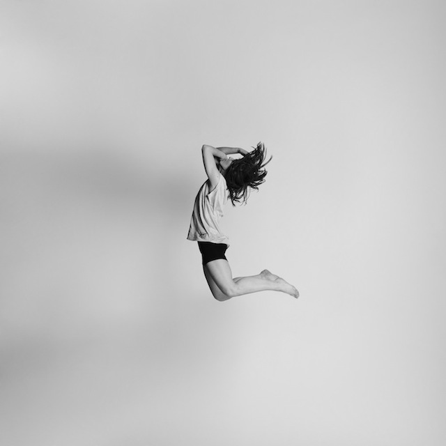 Black and white jumping people photography-2 – Fubiz Media