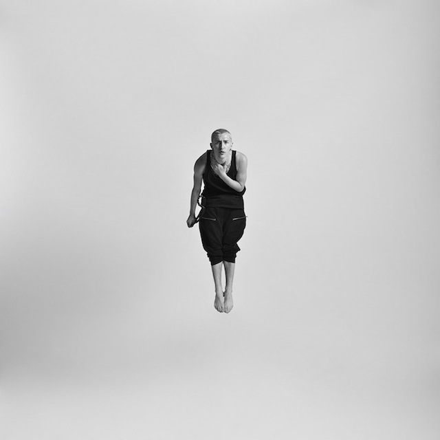 Black and white jumping people photography-14 – Fubiz Media