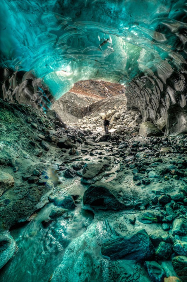 Stunning Alaskan Ice Cave – Fubiz Media