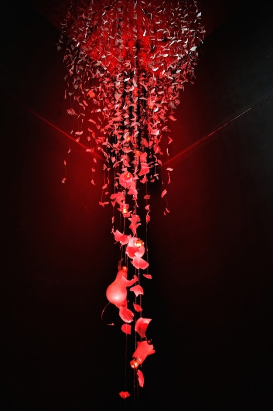 Suspended Shattered Light Bulbs – Fubiz Media