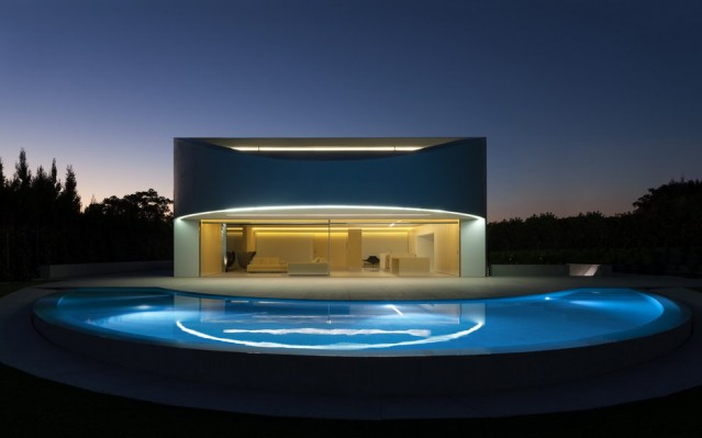 Minimalist Spacious White Villa – Fubiz Media