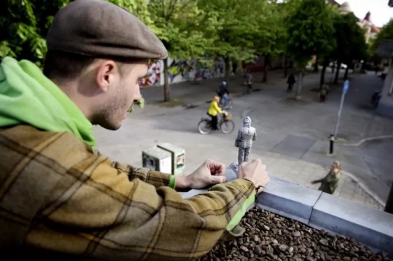 Miniature Sculptures in City Photography – Fubiz Media