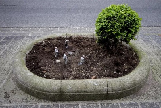 Miniature Sculptures in City Photography – Fubiz Media