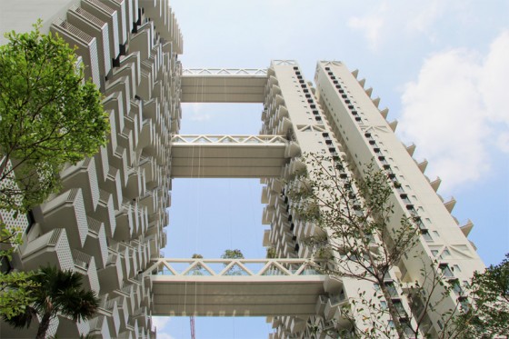 The Two Connected Tower Blocks in Singapore – Fubiz Media