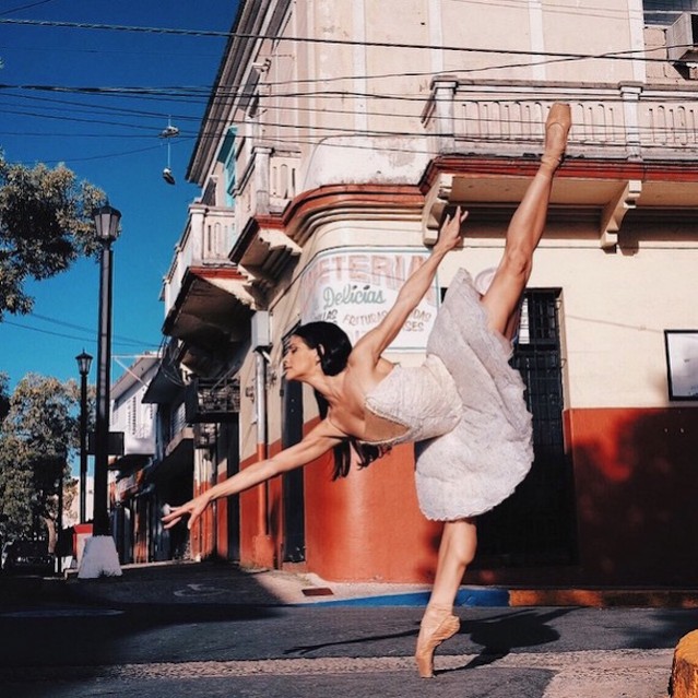 Ballet Poses in the Streets – Fubiz Media