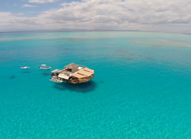Amazing Floating Bar in Fiji – Fubiz Media