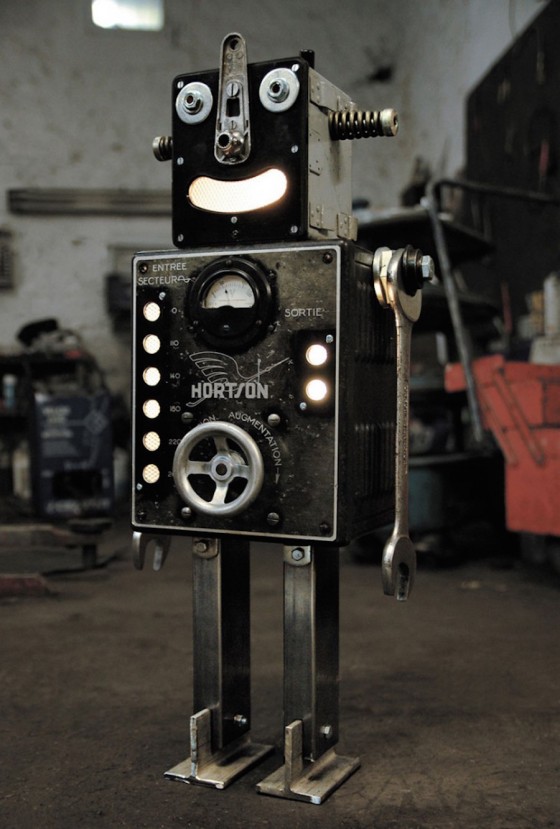 Illuminated Metal Robots – Fubiz Media