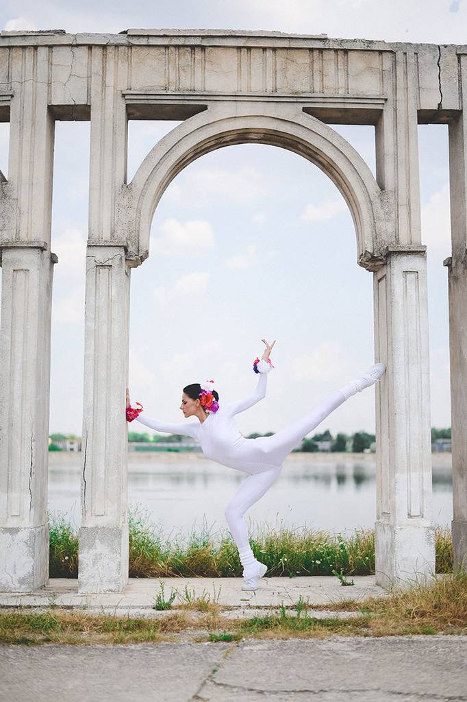 Stunning Pictures of a Ballerina in the Streets of Romania – Fubiz Media