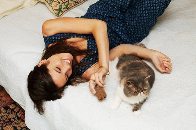 Girls and Their Cats Photography – Fubiz Media