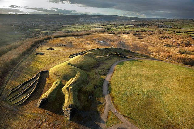 Giant Horse Earth Sculpture – Fubiz Media
