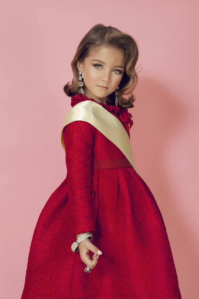 Mini Miss Portraits by Isabelle Chapuis – Fubiz Media