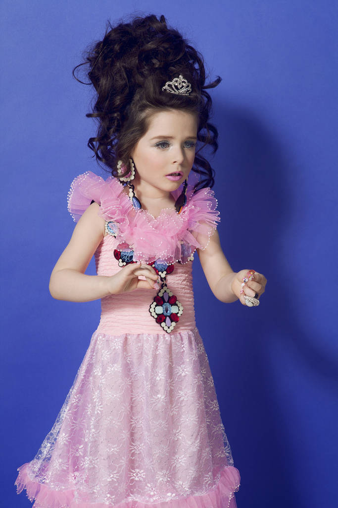 Mini Miss Portraits by Isabelle Chapuis – Fubiz Media