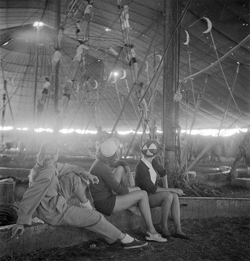 Vintage Photographs of Circus Girls – Fubiz Media