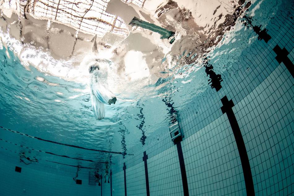 Underwater Pool Photography – Fubiz Media