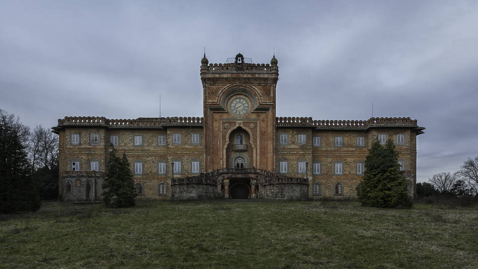 Sumptuous Abandoned Castel Photography – Fubiz Media