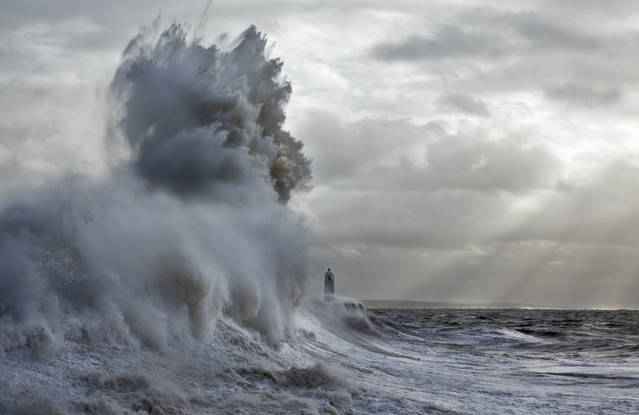 Stunning Storm Waves Photography – Fubiz Media