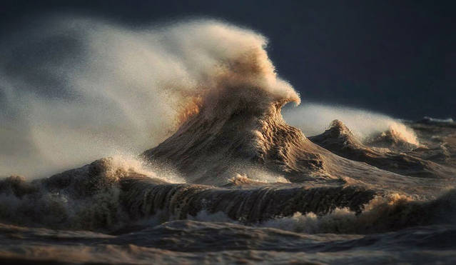 Scary Waves Photography – Fubiz Media