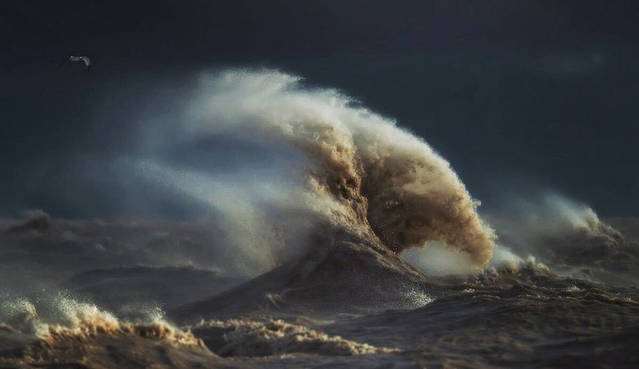 Scary Waves Photography – Fubiz Media