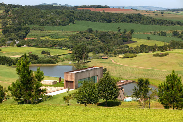 Innovative Brazilian Country House in a Steep Plot – Fubiz Media