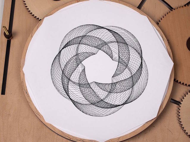 Ingenious Geometric Designs with a Wooden Drawing Machine – Fubiz Media