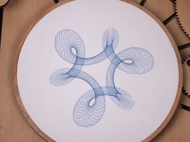 Ingenious Geometric Designs with a Wooden Drawing Machine – Fubiz Media