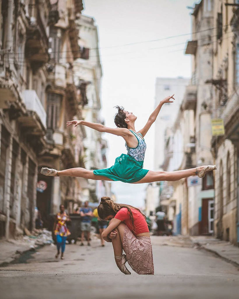 Ballet Dancers in The Streets of Cuba – Fubiz Media
