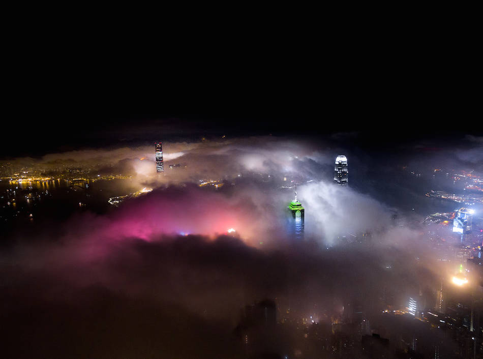 Beautiful Urban Fog Photography in Hong Kong – Fubiz Media
