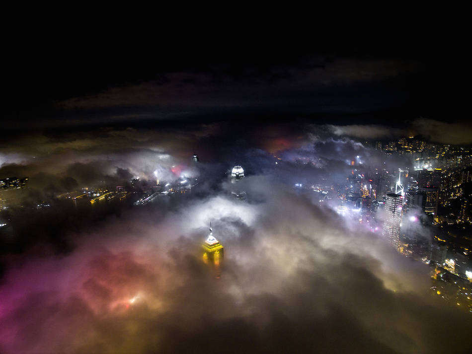 Beautiful Urban Fog Photography in Hong Kong – Fubiz Media