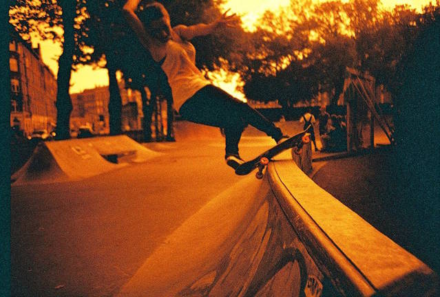 Urban Photographs of Female Skateboarding – Fubiz Media