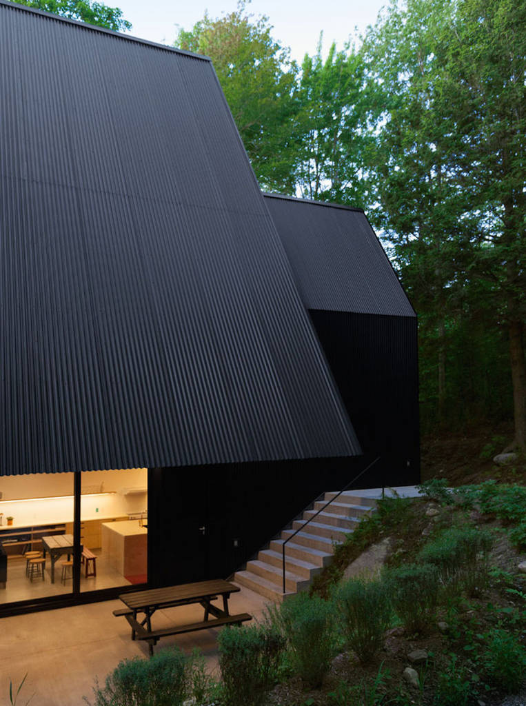 Contemporary Triangular Cabin in Canada – Fubiz Media