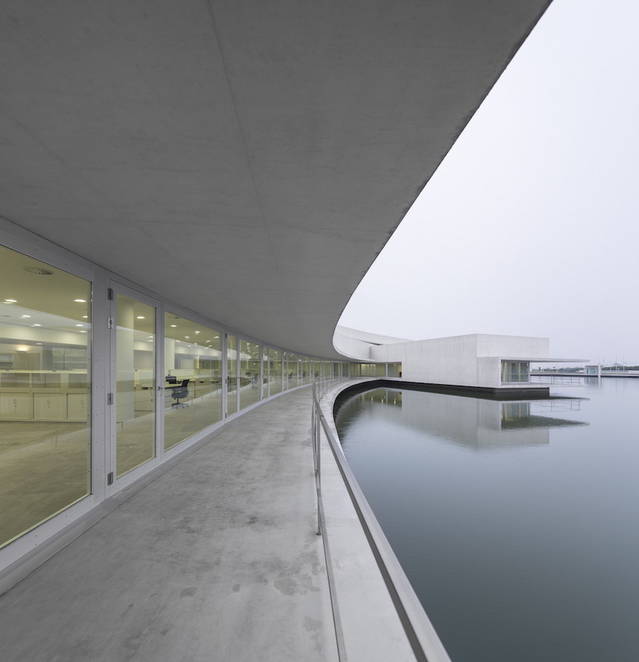 U-Shaped Office Built on Water in China – Fubiz Media