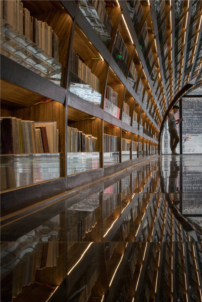 Black Mirror Glass Reflecting Books in Chinese Library – Fubiz Media