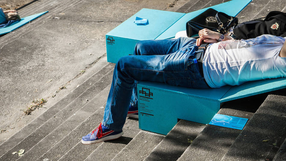 Blue Seats turning Stairs into Sunbeds – Fubiz Media
