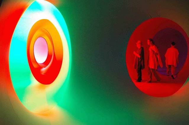 70’s Colourscape Walk Installation in England – Fubiz Media