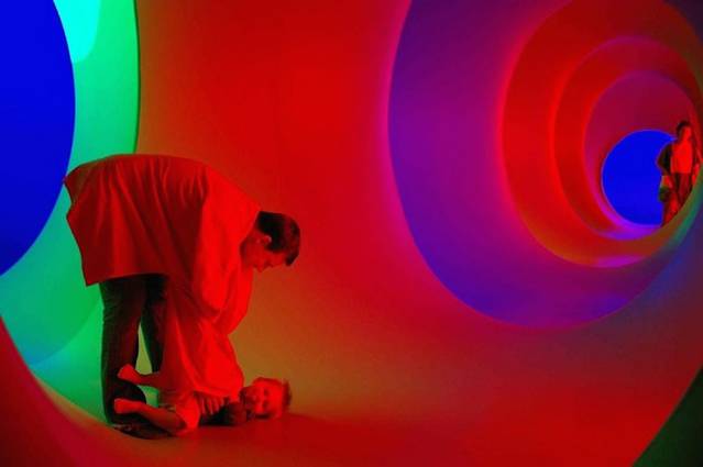 70’s Colourscape Walk Installation in England – Fubiz Media