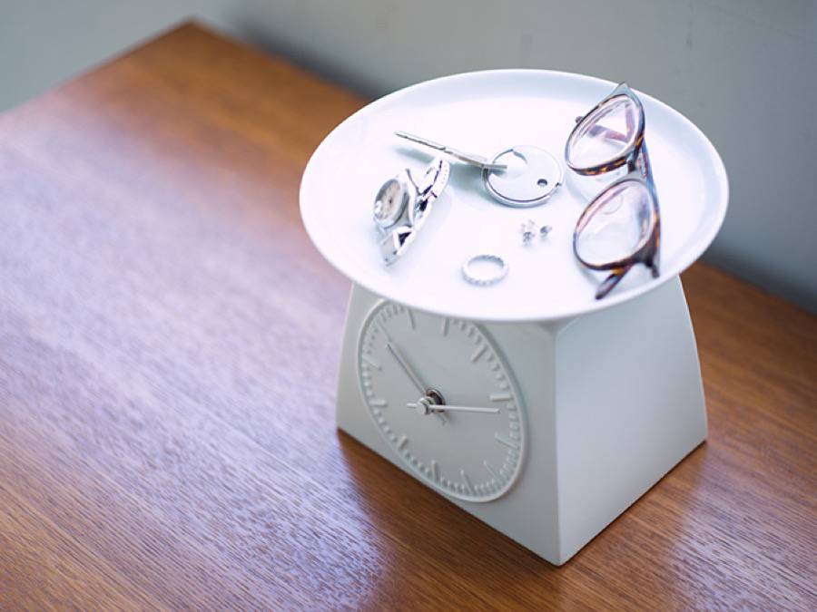Minimalist Porcelain Clocks Like a Scale – Fubiz Media